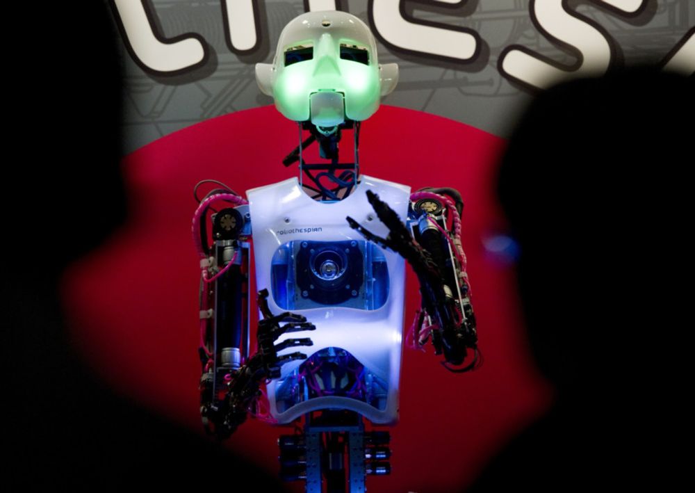 Robot gets amorous at tech fair