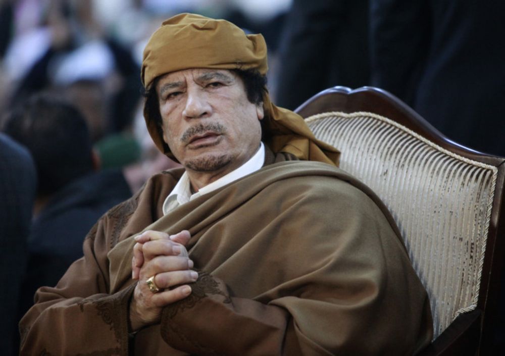 Gaddafi salutes supporters in Tripoli