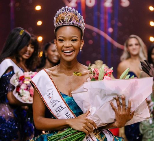 UQhawekazi uza kwamkelwa njengeqhawe kwidolophu yakhe