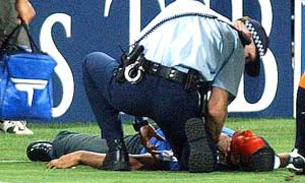 Thug fan injures himself in Koen tackle
