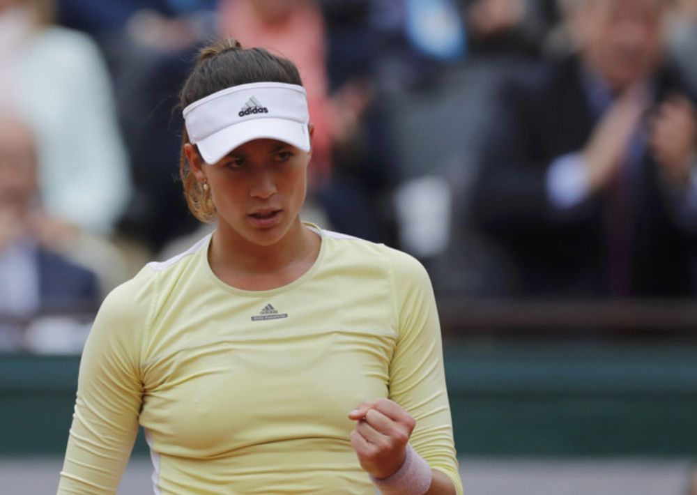 Muguruza stuns Serena to win French Open