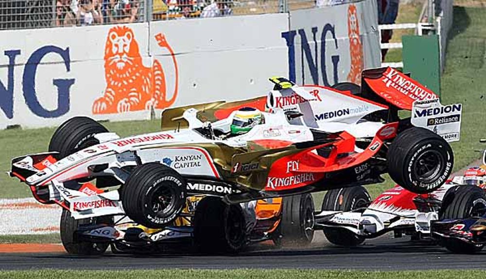 Hamilton all the way as Ferrari scores zip
