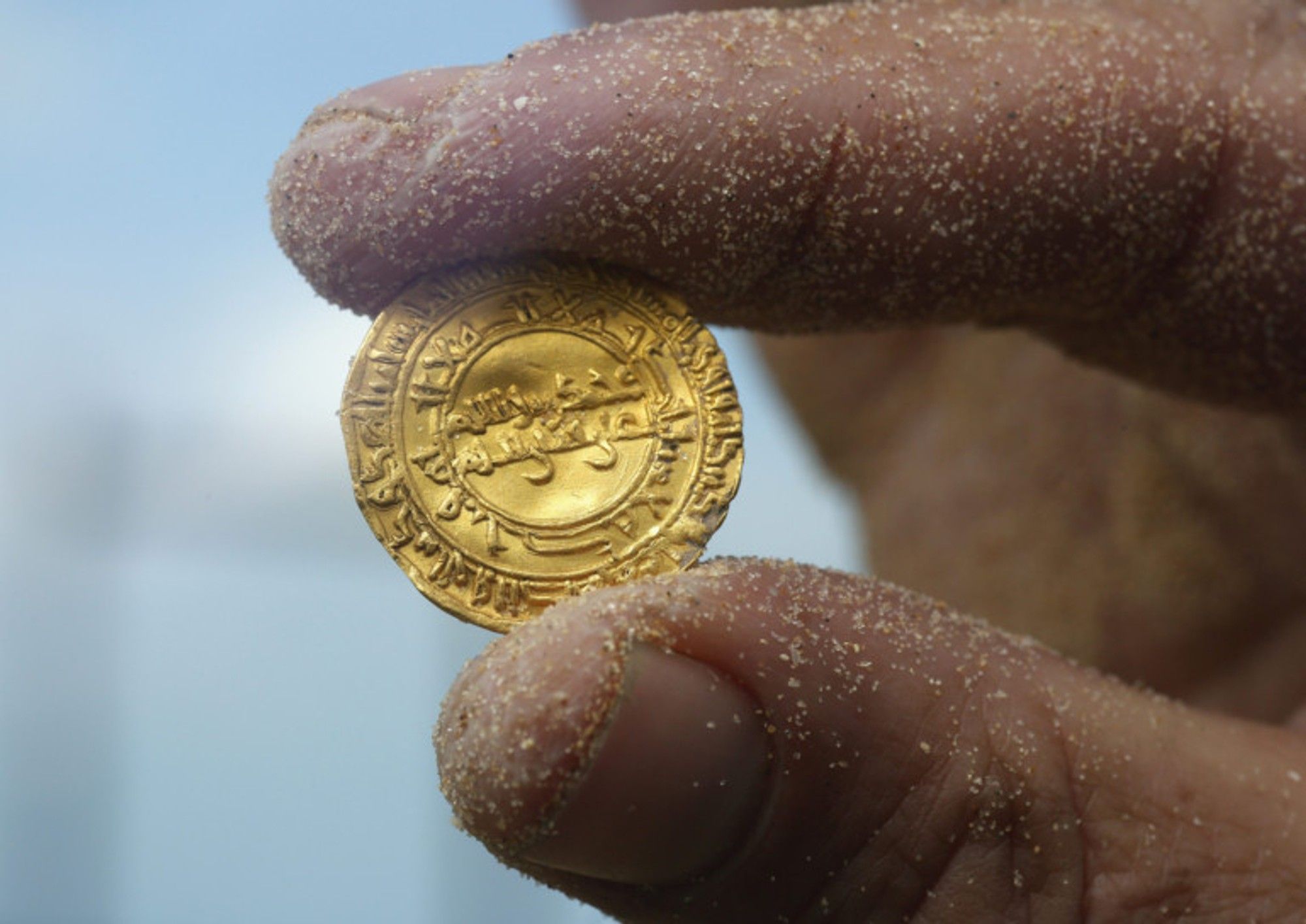 Divers find 'priceless' coins