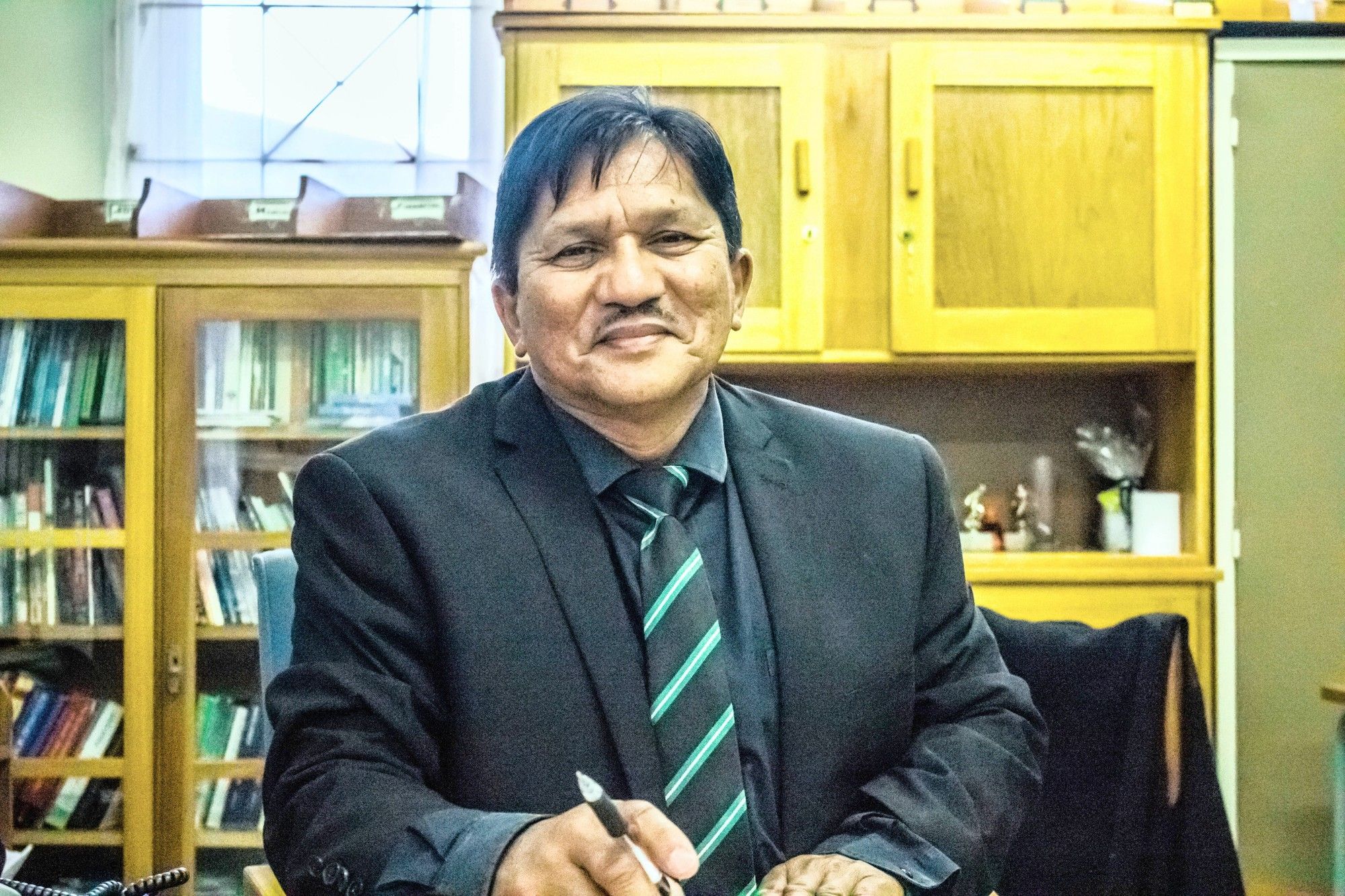 Principal ‘who lived for his school’ retires