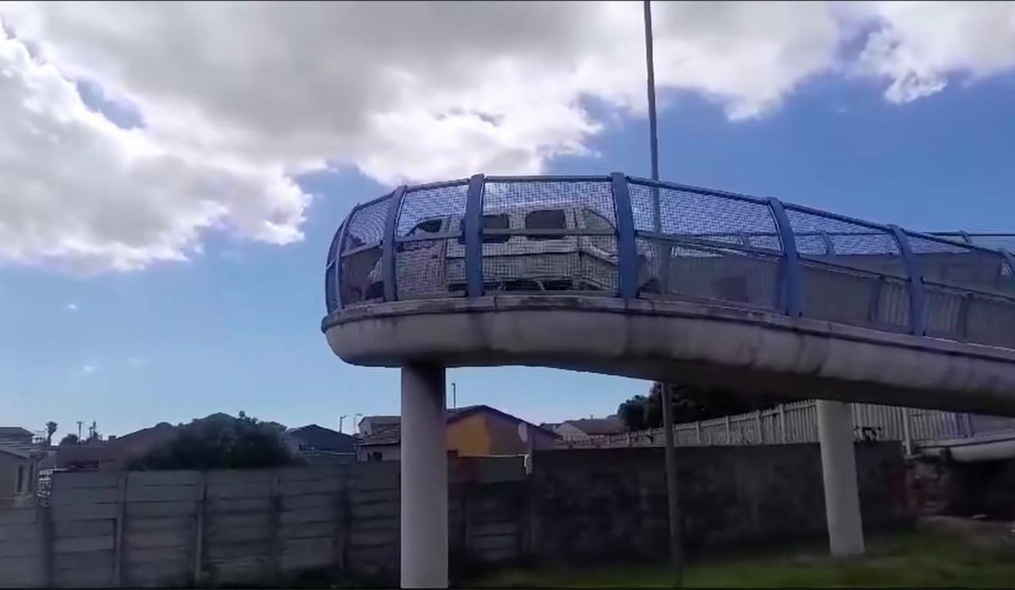 Bakkie stuck on pedestrian bridge has Mzansi in stitches