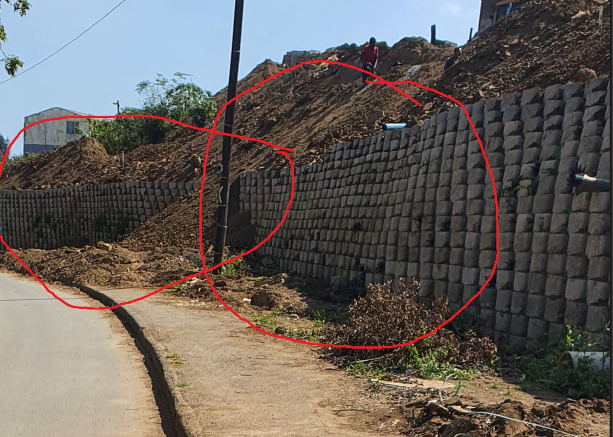 Dangerous wall: City serves notice