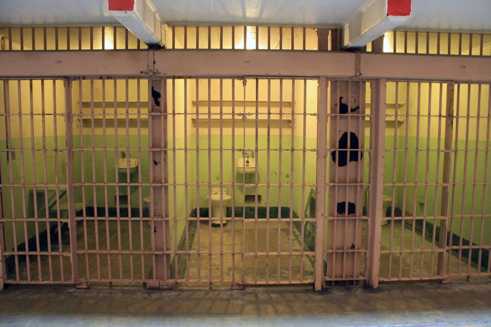 Court orderly in dock for smuggling drugs to prisoners