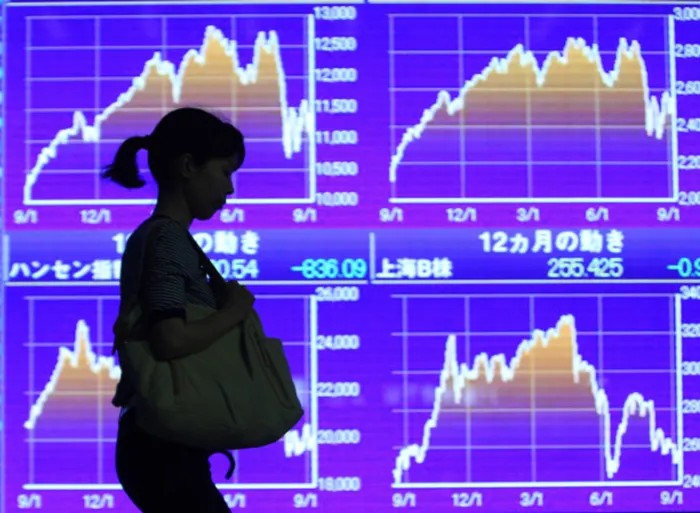 Greek default fears pull markets down