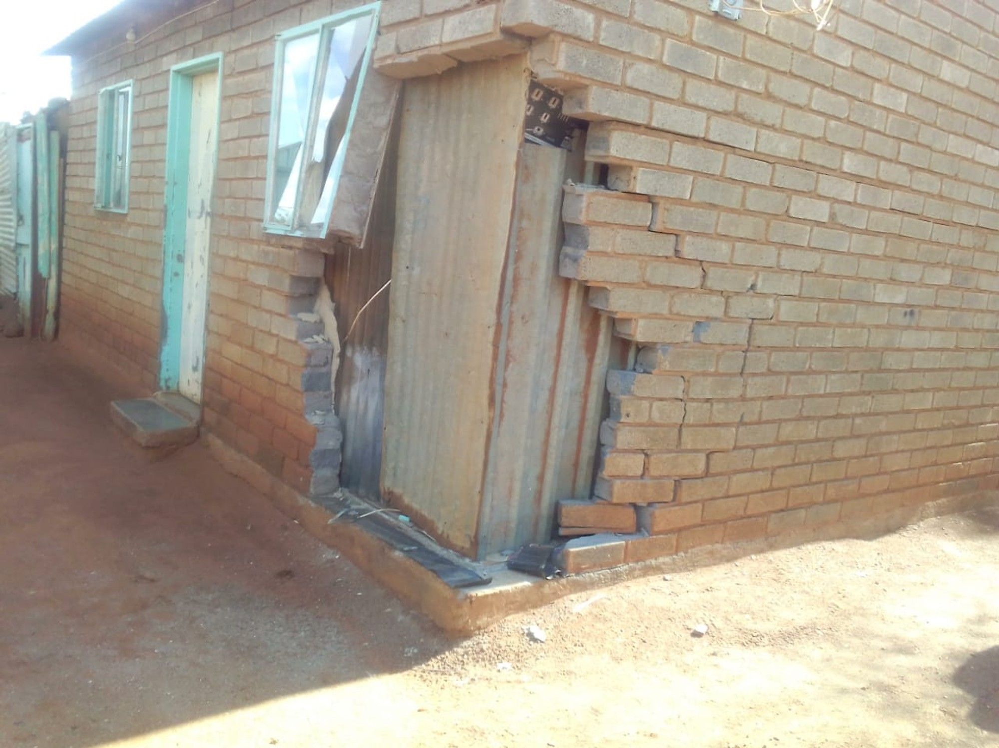 RDP houses on verge of collapsing