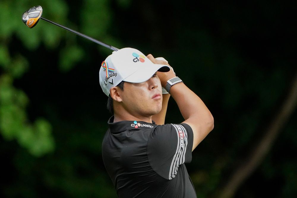 Kim Si-woo sinks hole in one to take sole lead in North Carolina