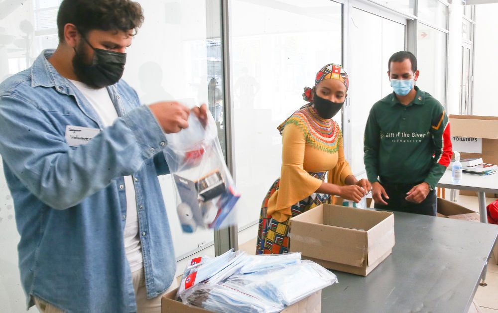UCT vice-chancellor visits Gift of the Givers to thank them for their help