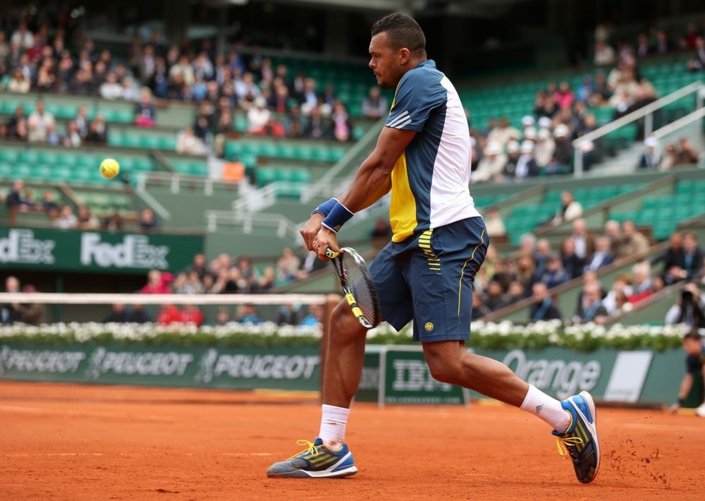 Tsonga reaches third round