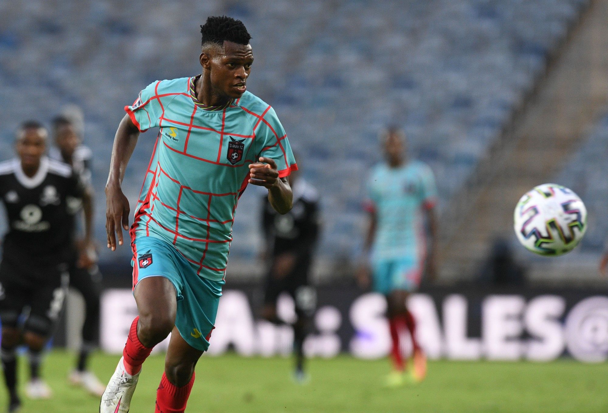 UDa Gama uzingomba isifuba ngoMacbeth Mahlangu oye kweye-Olimpiki