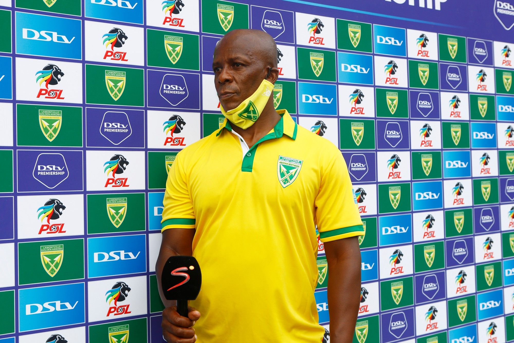 UNcikazi uzingomba isifuba ngomsebenzi weGolden Arrows emva ...