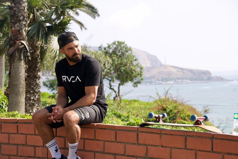 Zac Efron splits from Vanessa Valladres