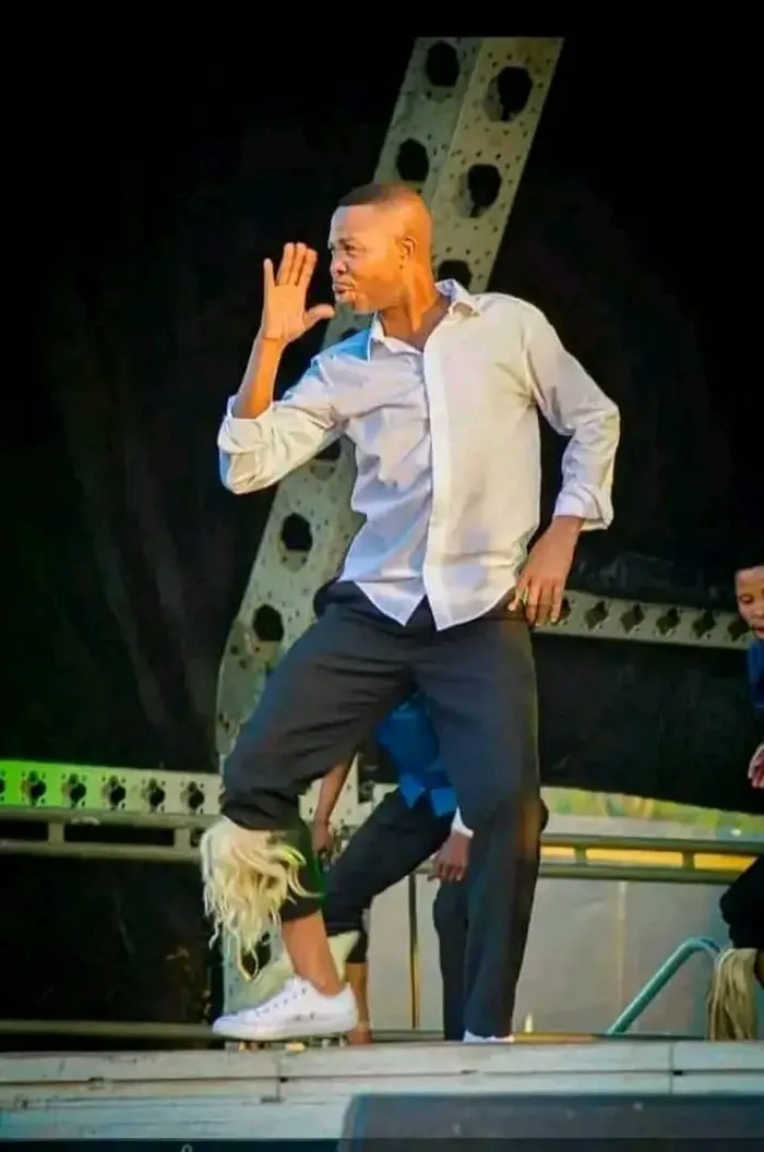 Osakaza ezenkolo oKhozini useyibhikla kumaskandi