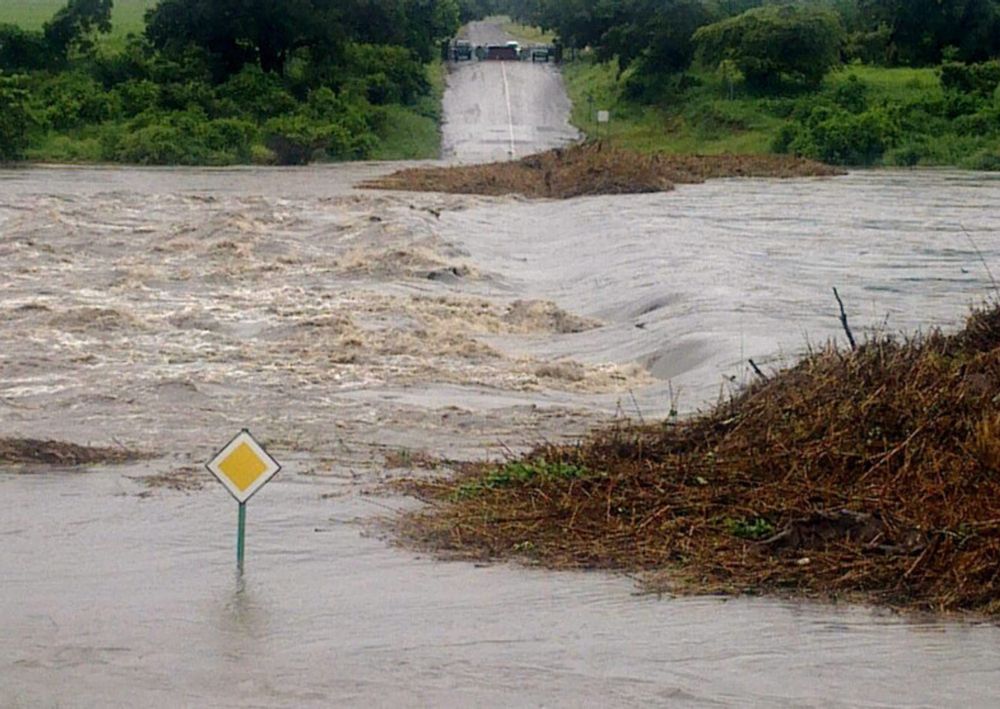 SAPS divers search for those drowned in Limpopo floods
