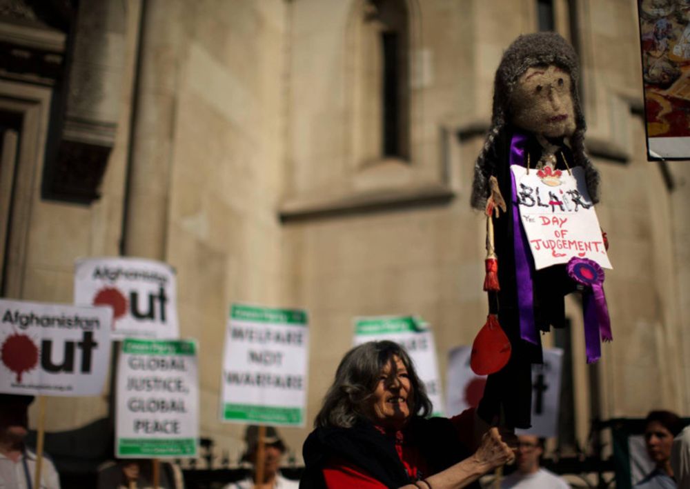 UK cops nab woman over phone hacking