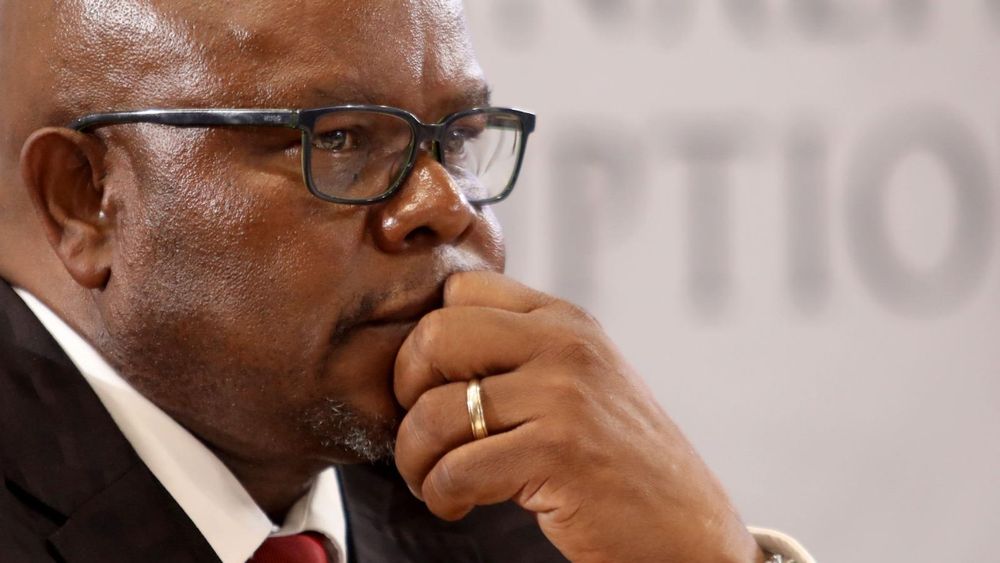 Ubanjwe 'engena isinyenyela' ehhovisi lakhe uSenona okhishwe onogada