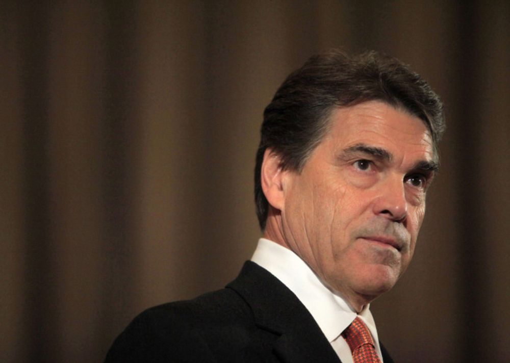 Perry seeks distance from Romney