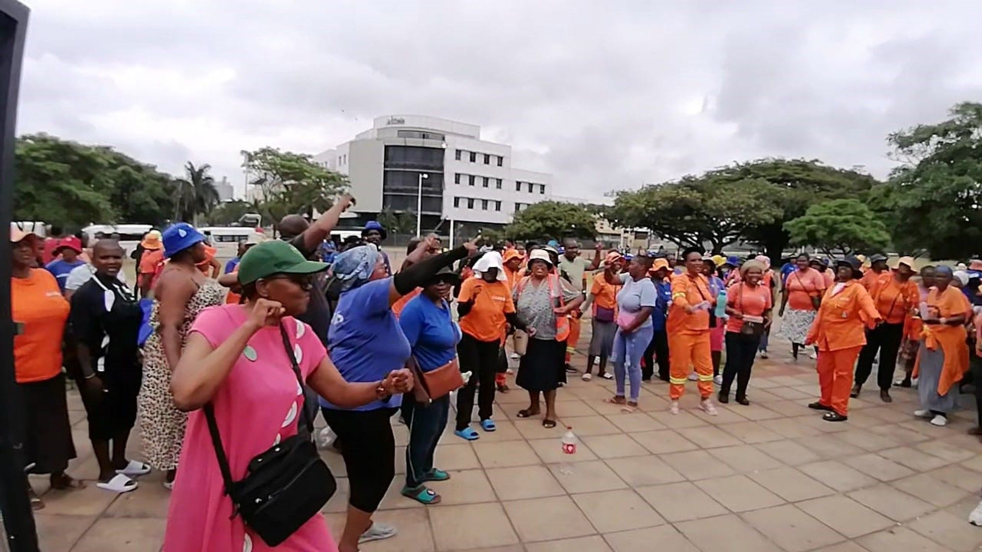 Bakhala ngokuthintwa amaphoyisa esilisa ababebhikisha bengagqokile