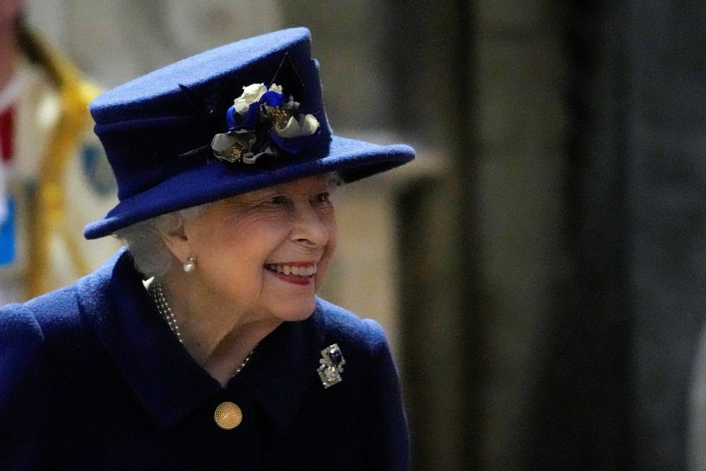 Queen Elizabeth cancels long-standing tradition of spending Christmas ...