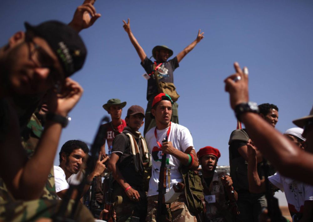 Libyan forces renew battle for Gaddafi towns