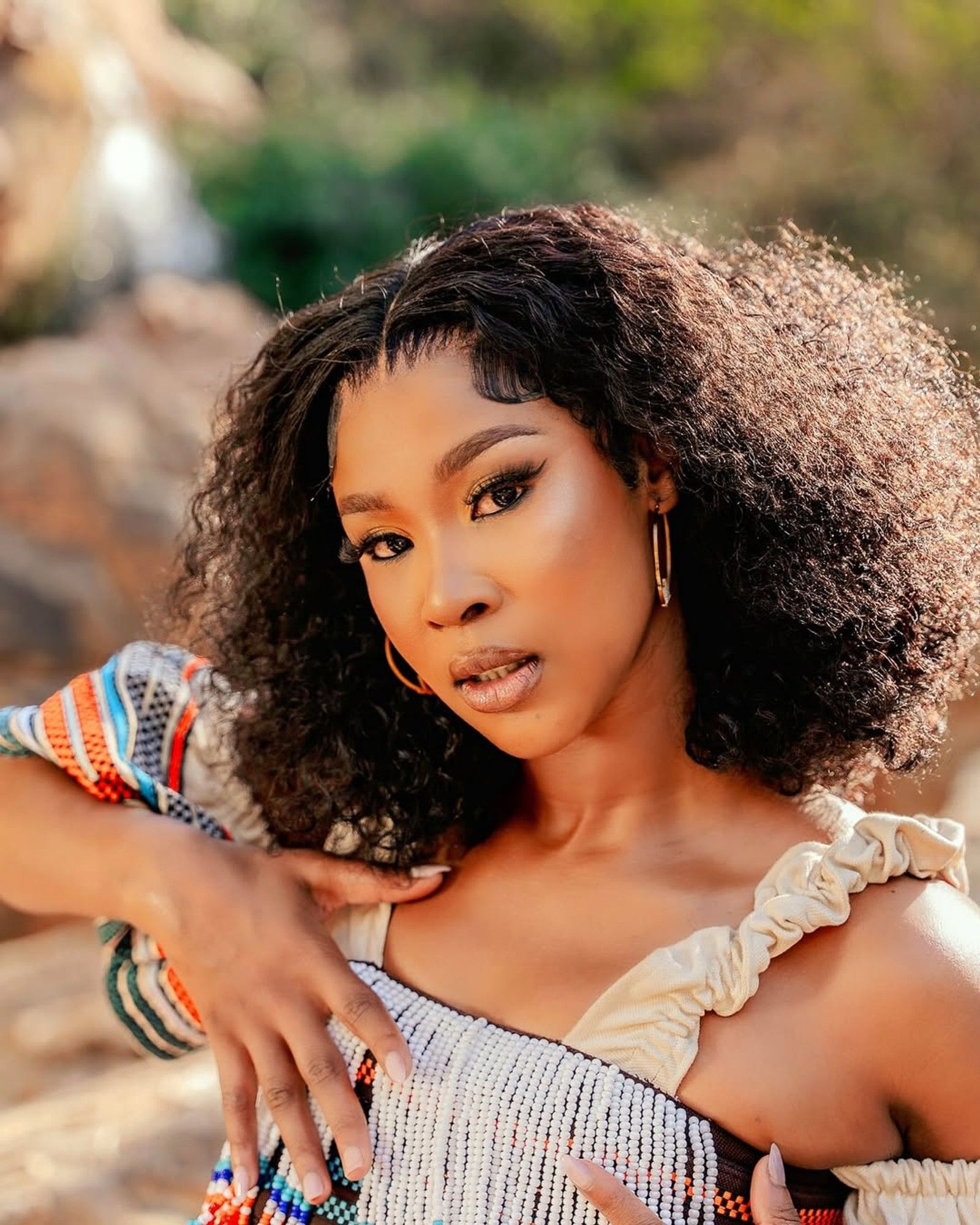 UZintle Kwaaiman uxolisile ngokutshatshalaza imbongi eqongeni