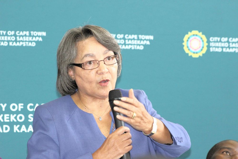 De Lille promises township better service delivery