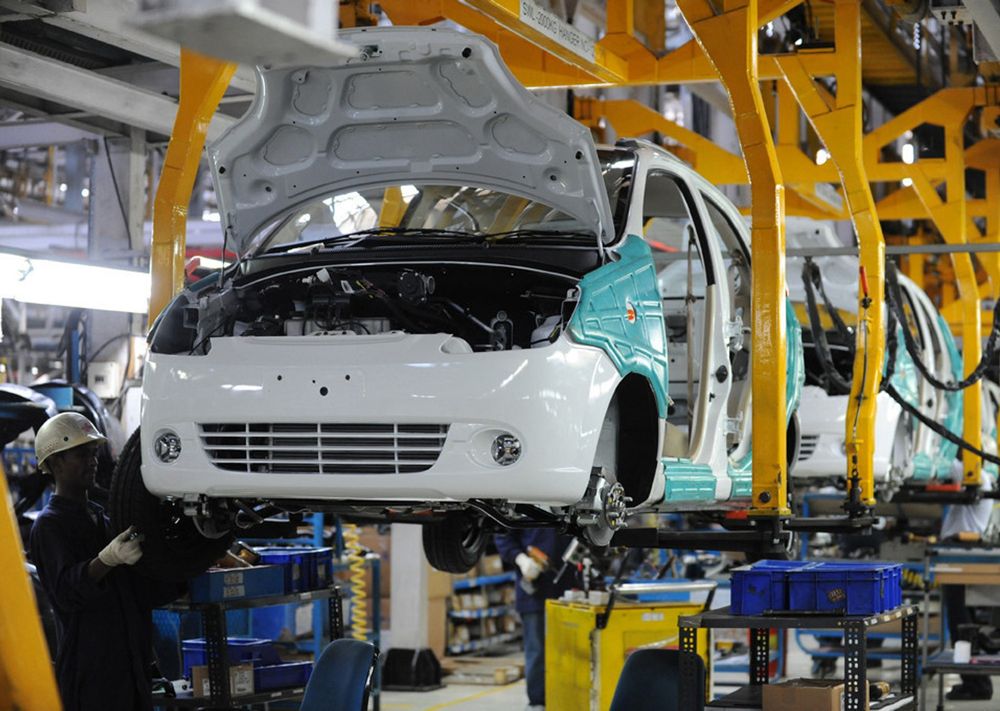 Automakers to meet union amid strike