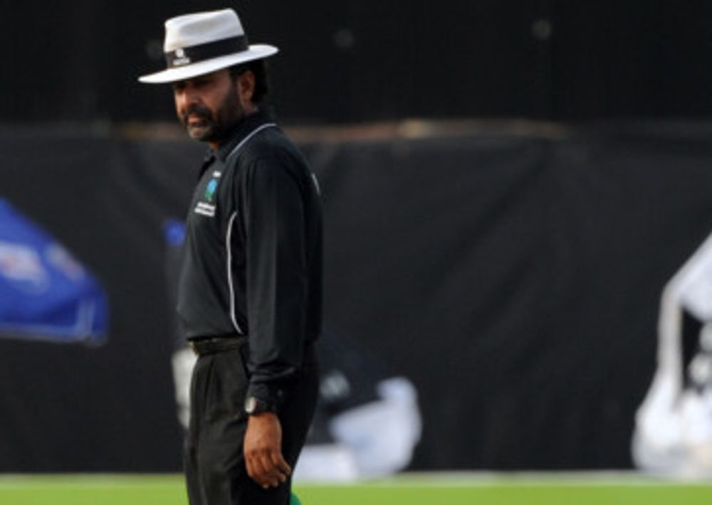 Pakistan ban two umpires