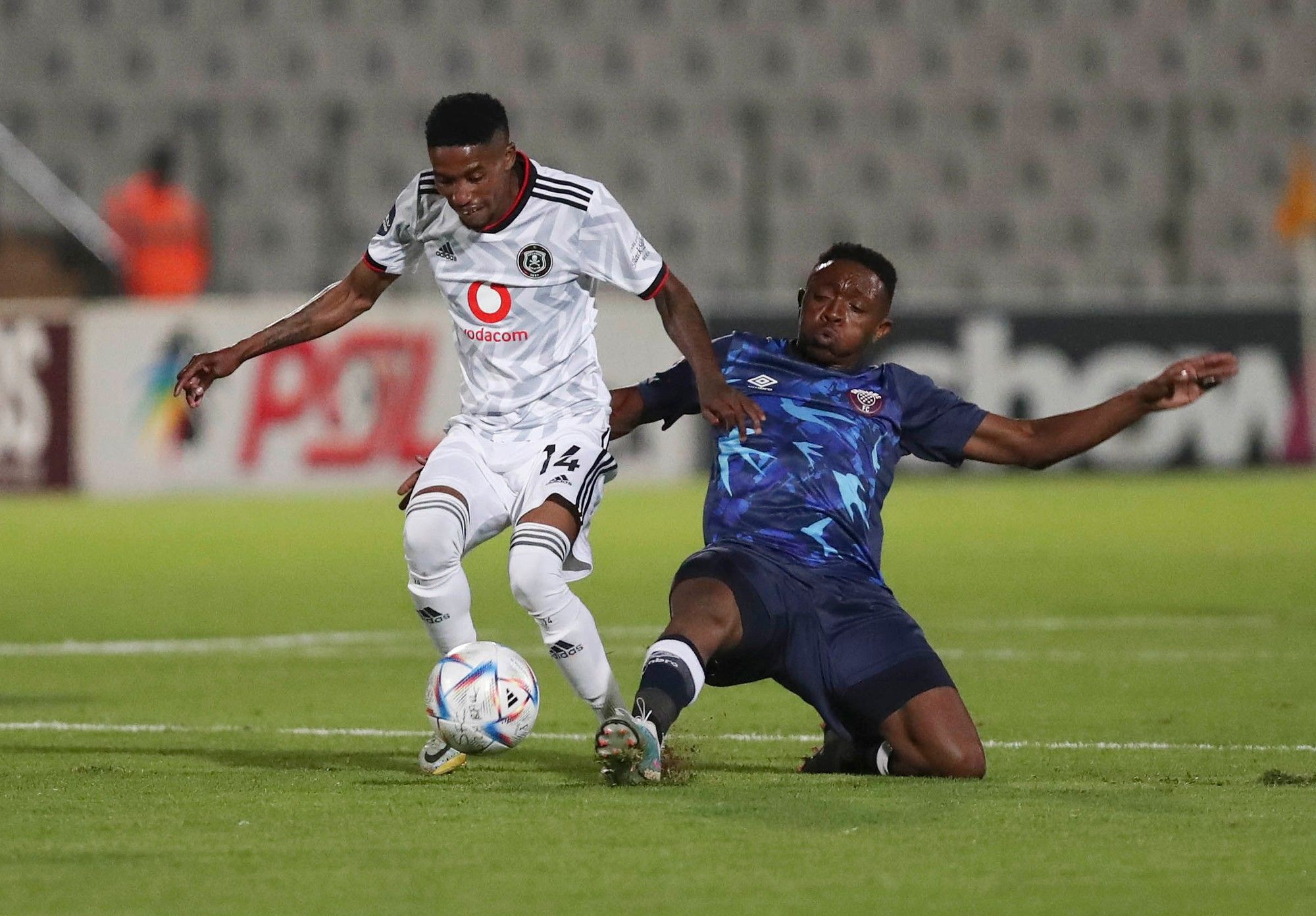 Ibokoboko amacala iSwallows egqogqwe ngenduku yiPirates edabini laseSoweto!