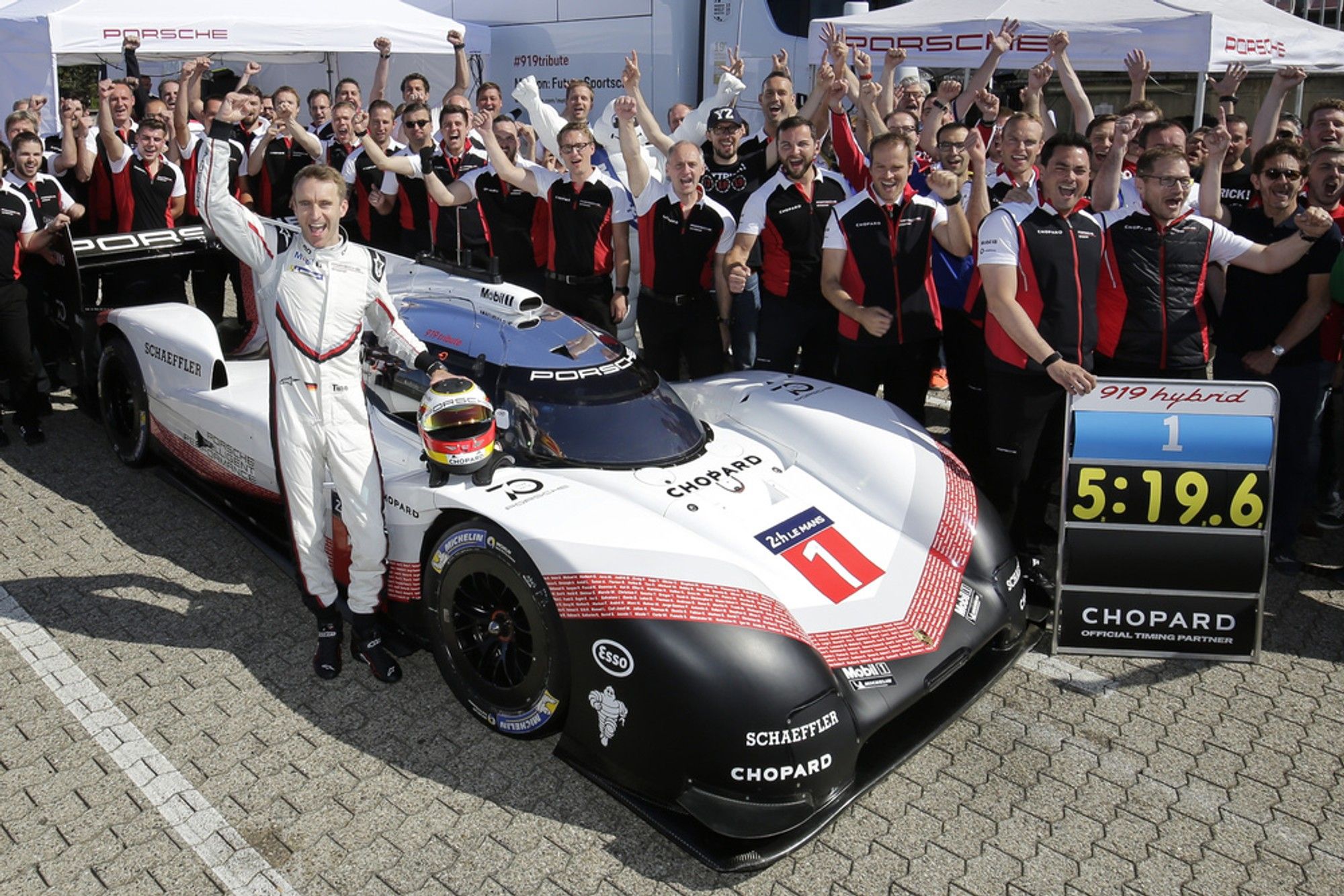 Porsche smashes Nurburgring lap record - video