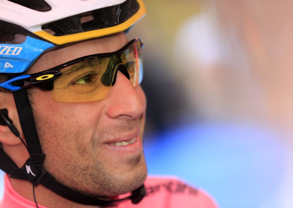 Bad weather fails to slow down Nibali's charge