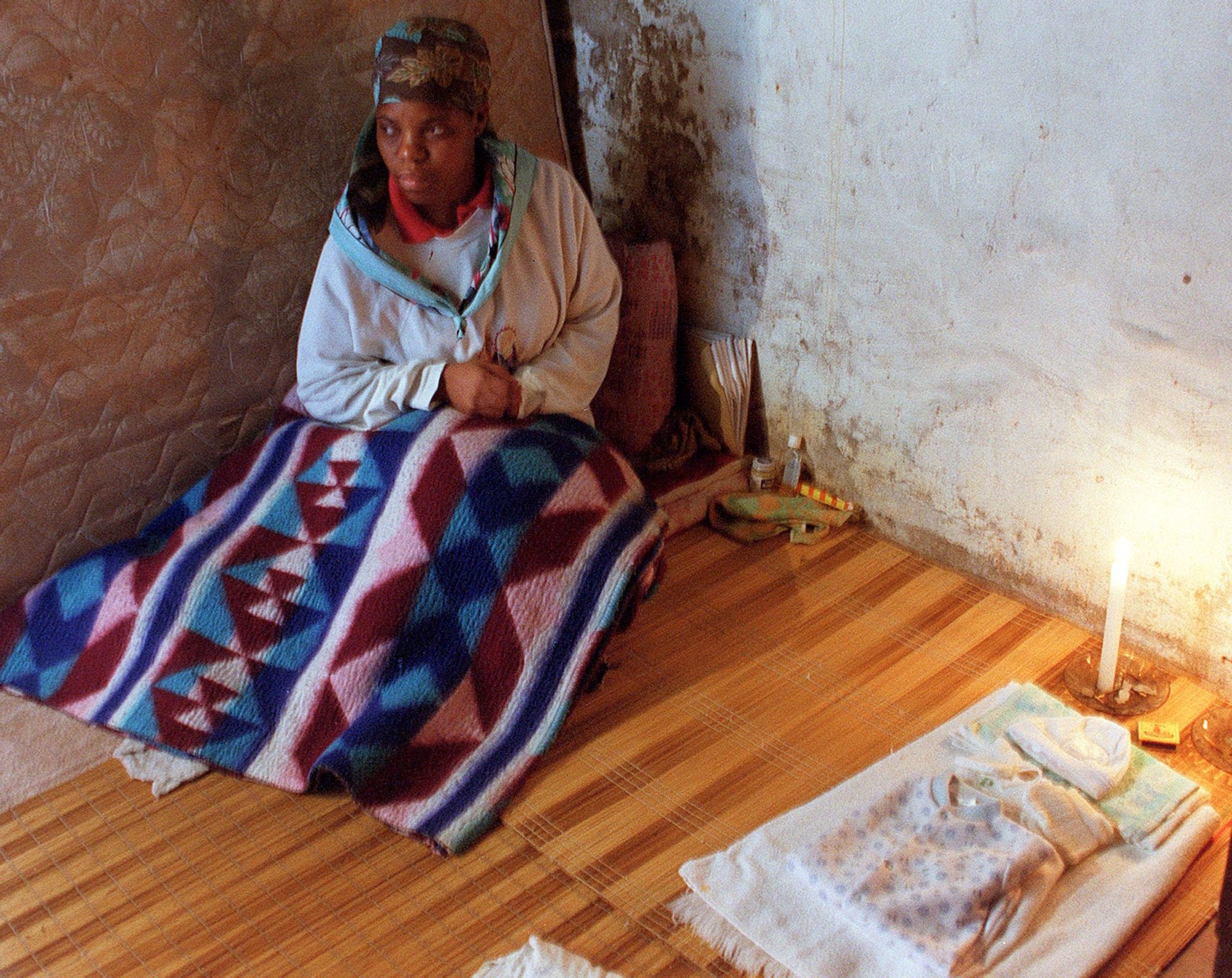 Umkami ushonelwe yingane, kumele azilelephi?