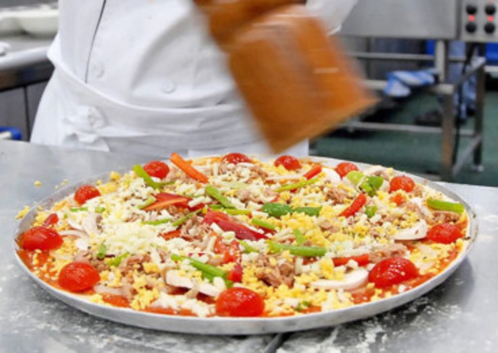 Pilot buys pizza for hungry passengers