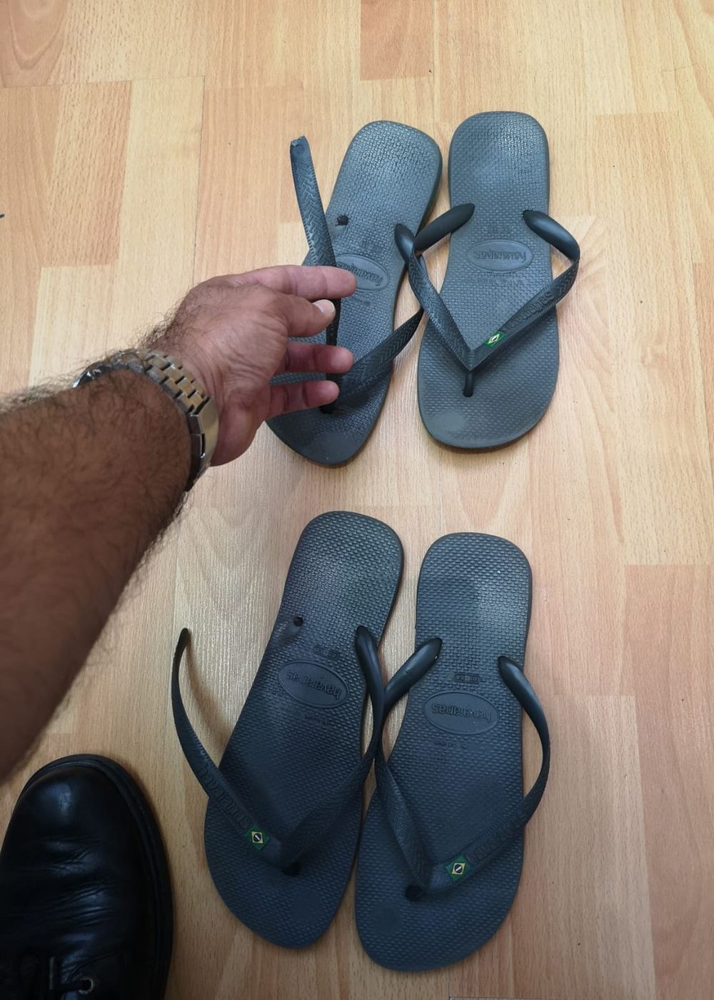 [PICS] Guy angry after shop refuses refund for stukkende sloffies