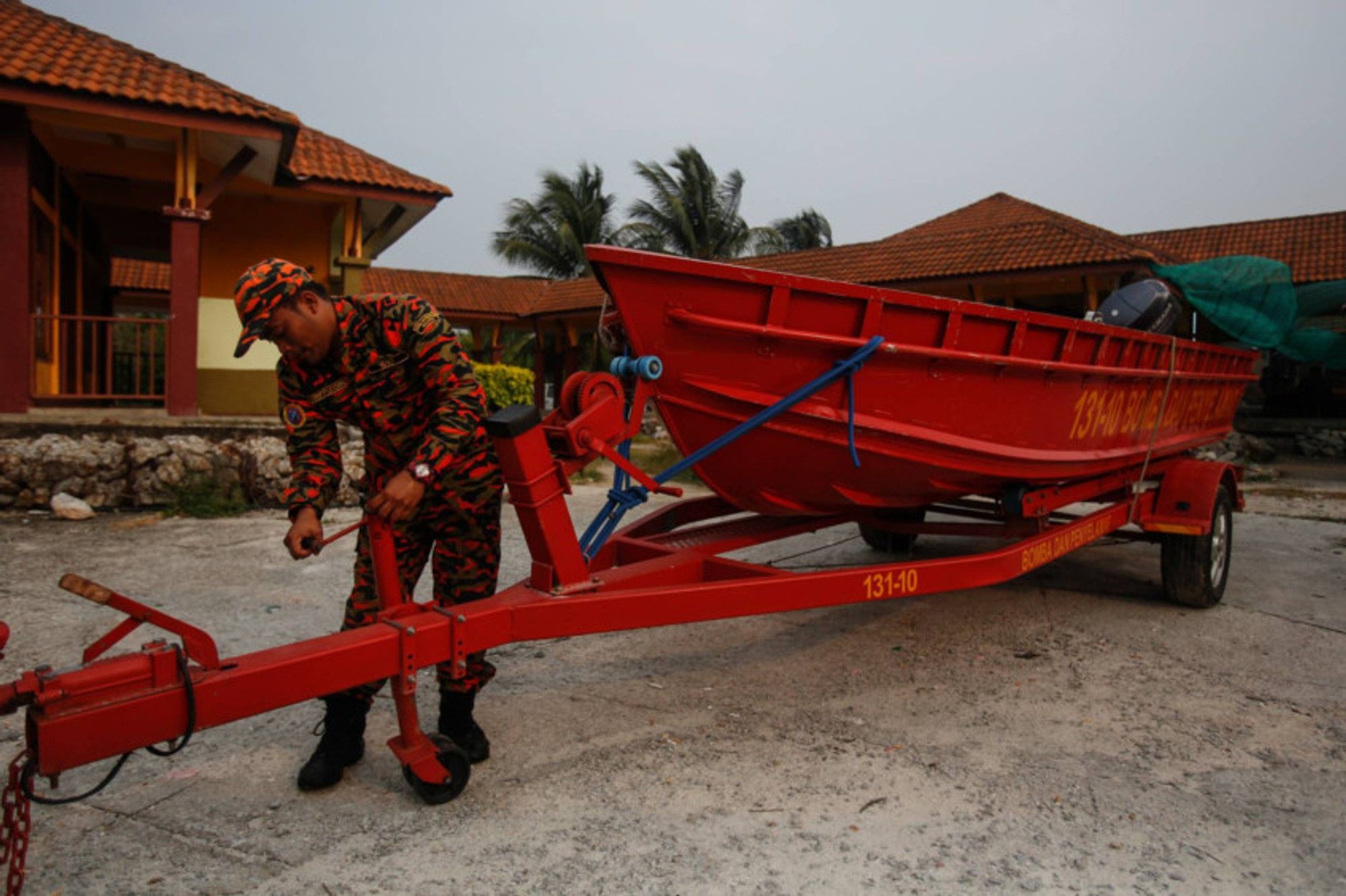 Overloaded boat sinks off Malaysia