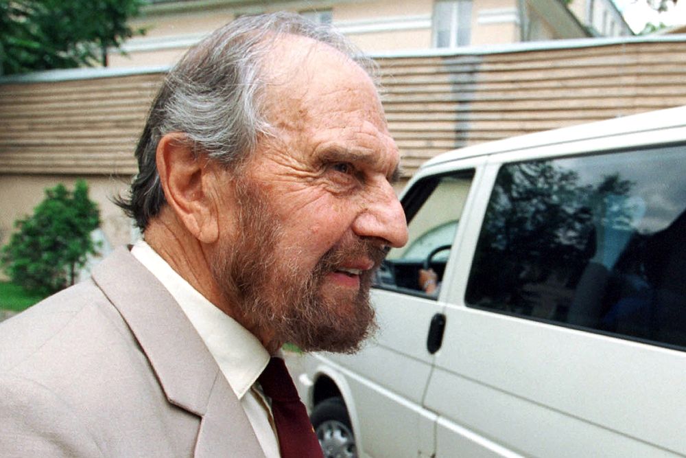 George Blake, last in line of Cold War spies who betrayed Britain, dies ...