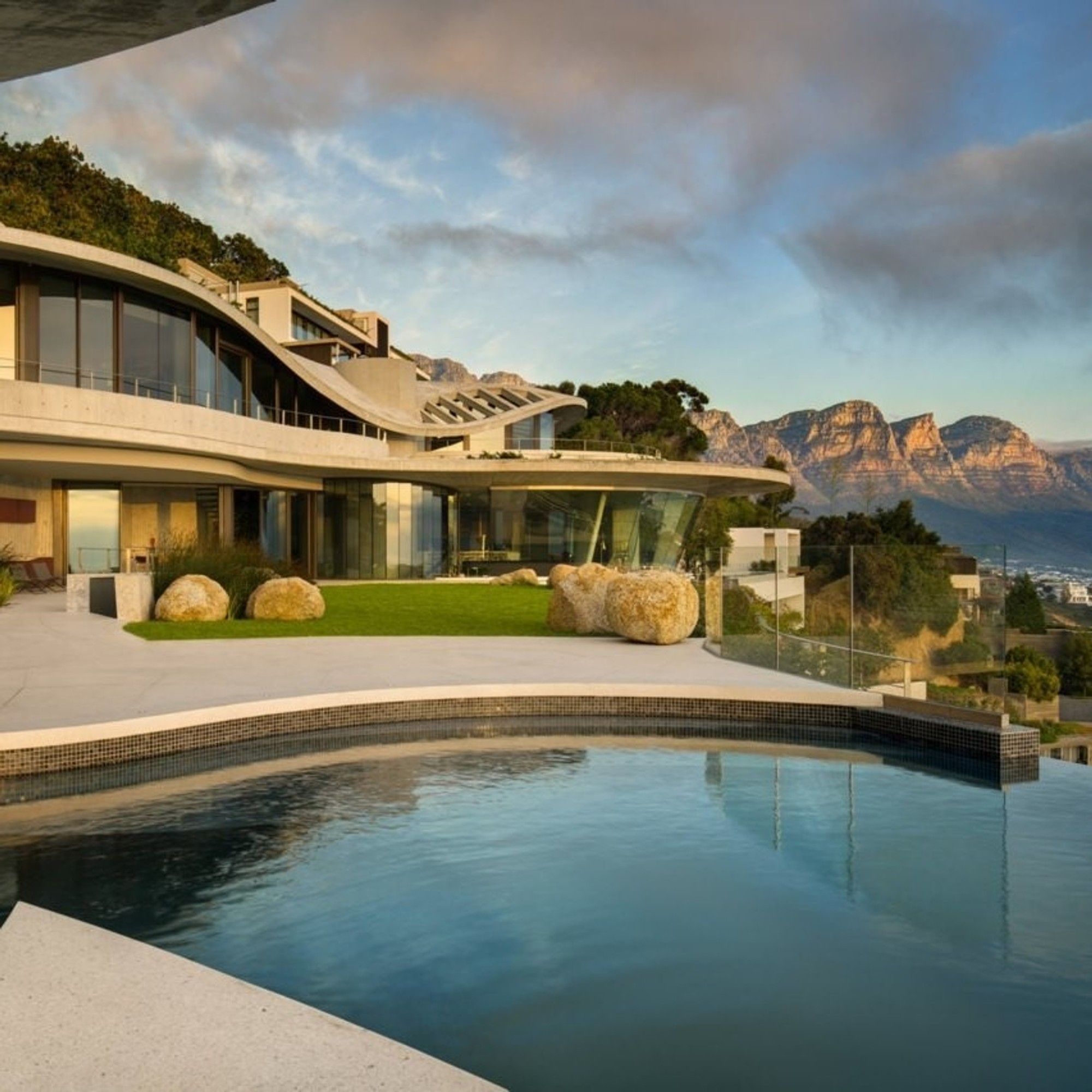WATCH: Young tycoon splashes R2. 2 million for a superhero stay at Cape Town’s Iron Man villa