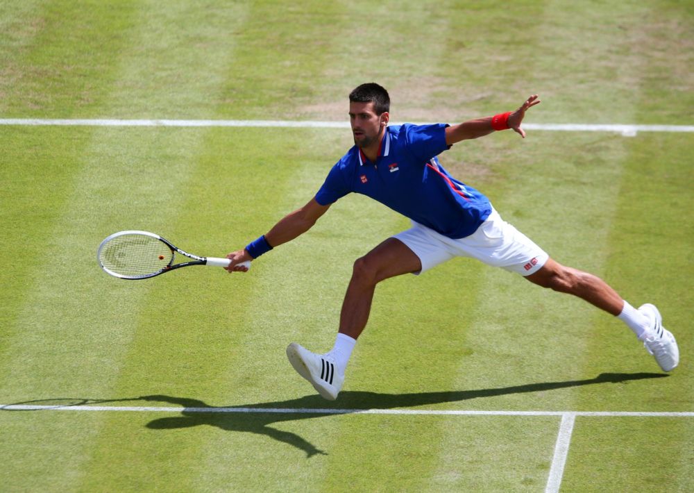 Djokovic crushes Roddick