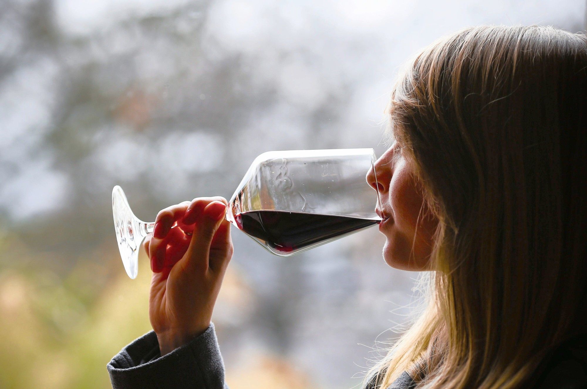 How alcohol affects women during menopause