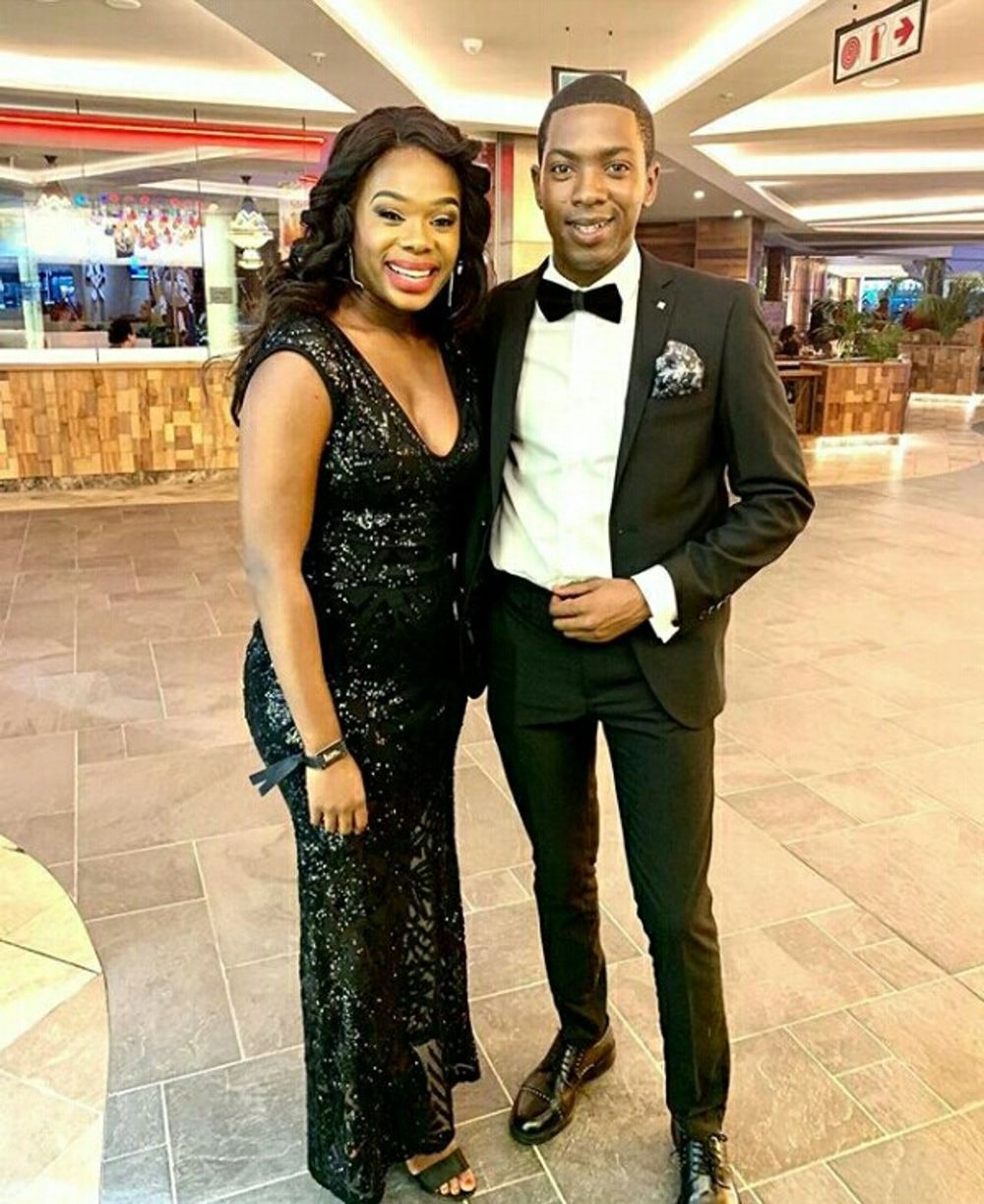 Ziyaqina izinsolo zothando oluvuthayo kwaboZalo