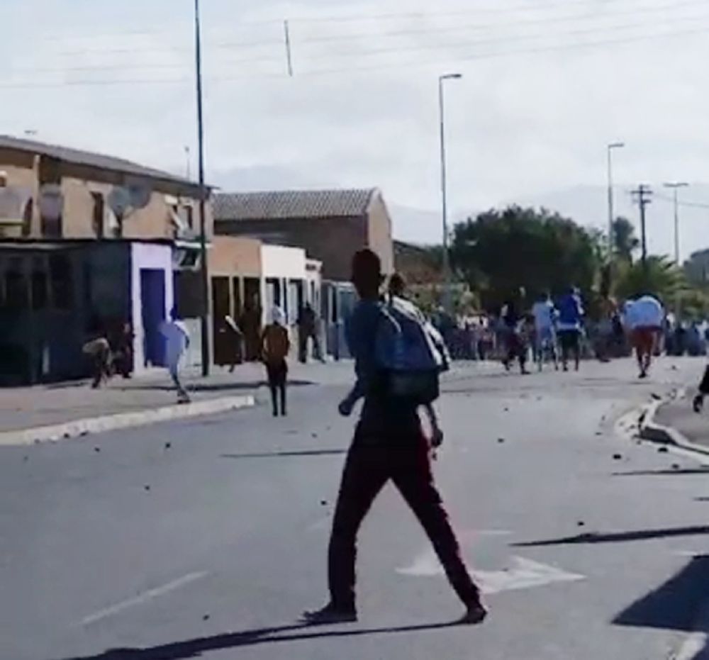 BOY, 8, VAS FOR KLIPGOOI - Manenberg cops call on parents to intervene ...