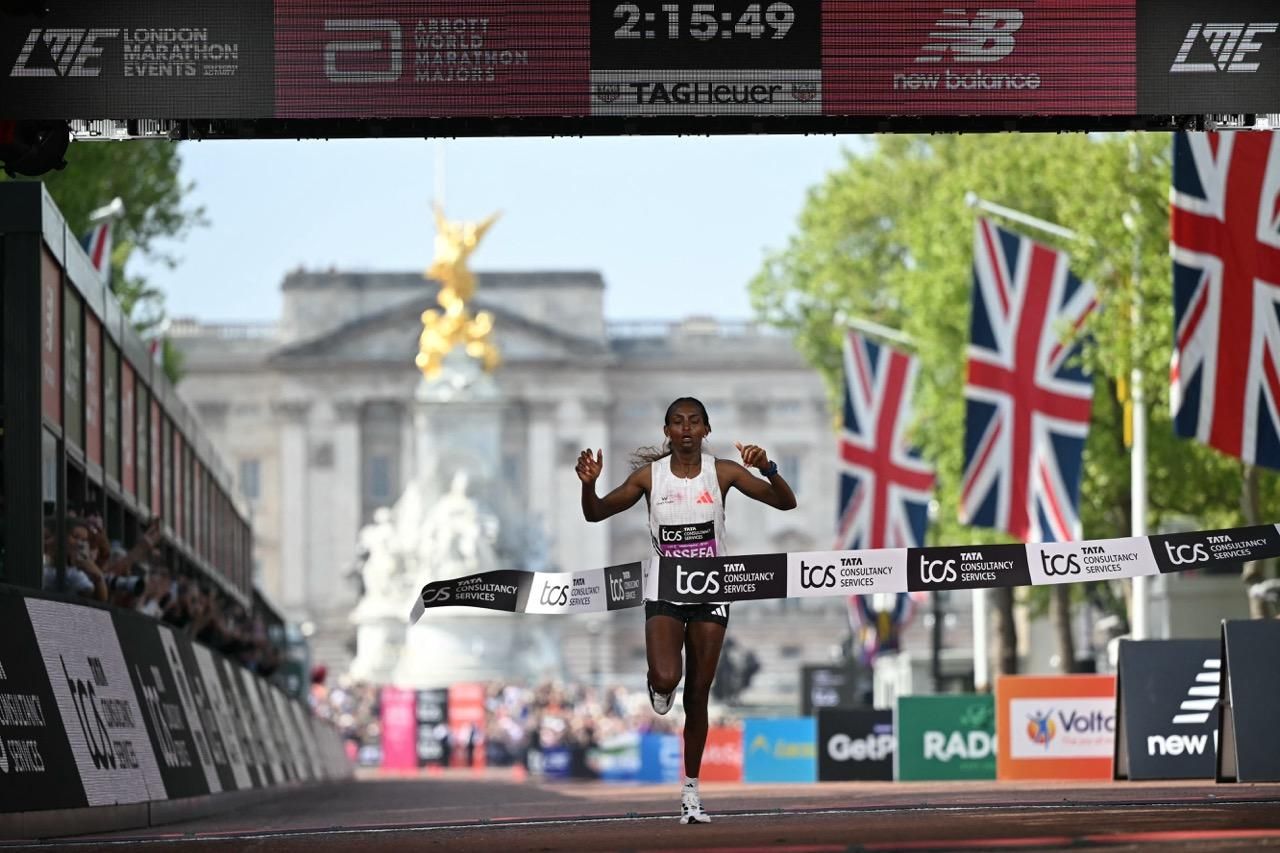 Ethiopian Tigst Assefa wins women' s London Marathon in world record time