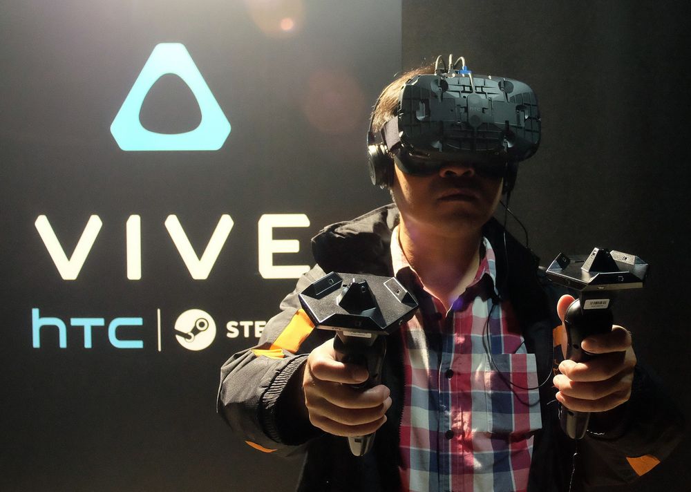 HTC’s virtual reality glasses