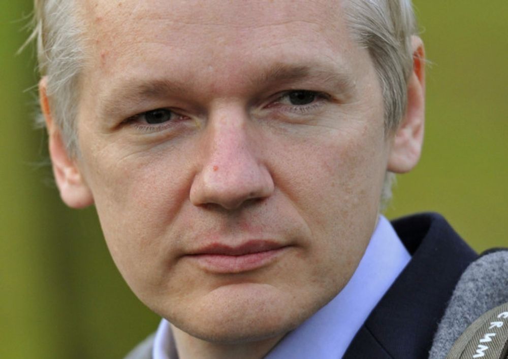 Assange ‘disguised himself as old lady’