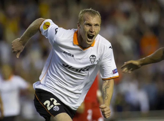 Barca poach Valencia defender