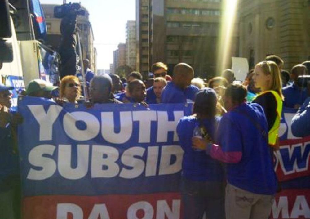 Cops form human chain at DA March
