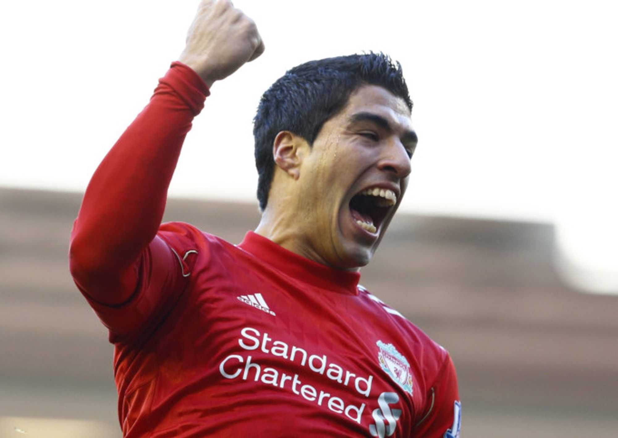 Suarez commits to Liverpool